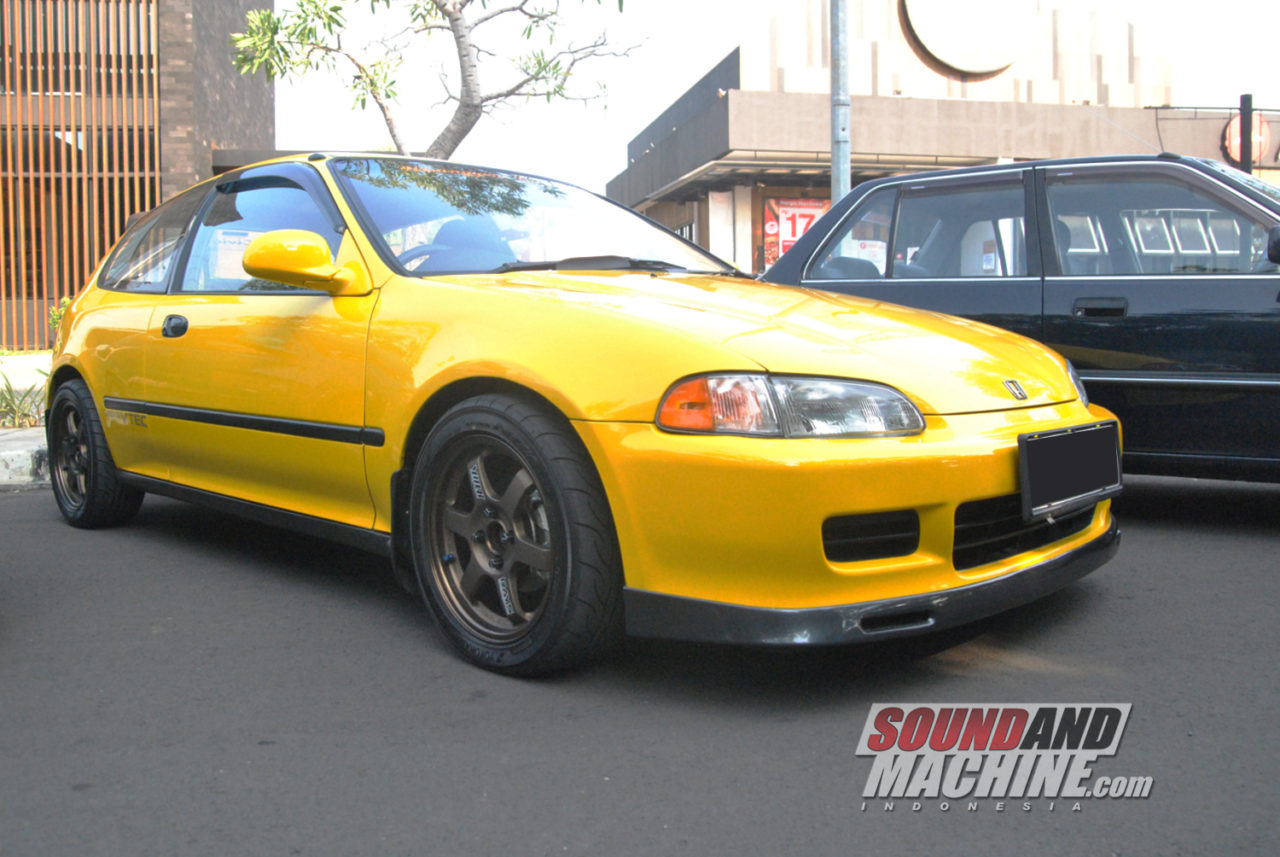 Merah-Putih Mobil Retro Meriahkan Kumpul Bareng Kedai Built-Up